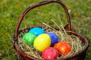 50 Fun & Creative Backyard Easter Egg Hunt Ideas - Seasons in Parenting